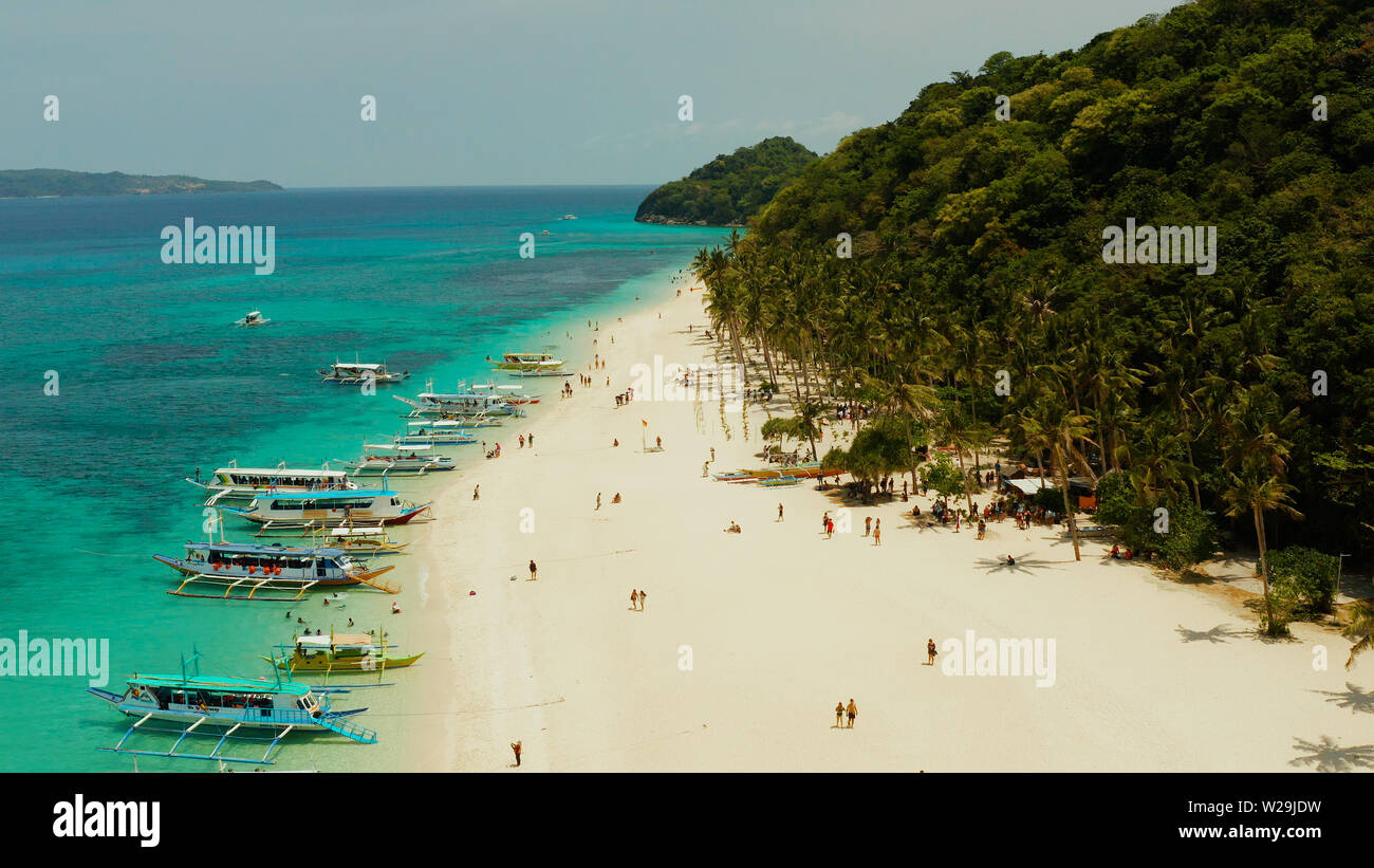 Sandy beach and turquoise water in the tropical resort of Boracay, Puka ...