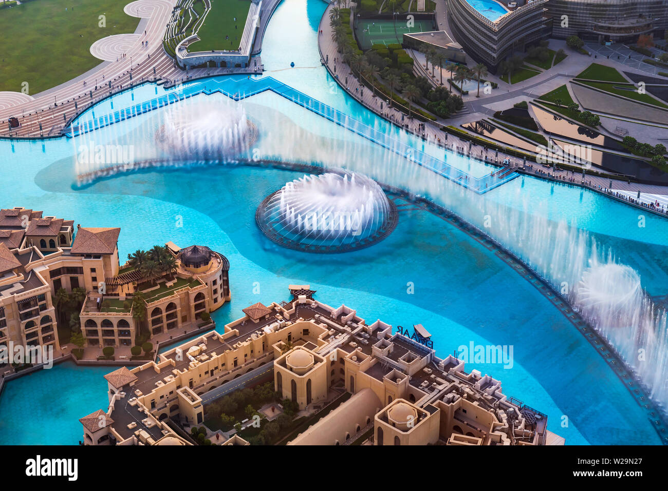 Dubai mall and fountain from above hi-res stock photography and images ...