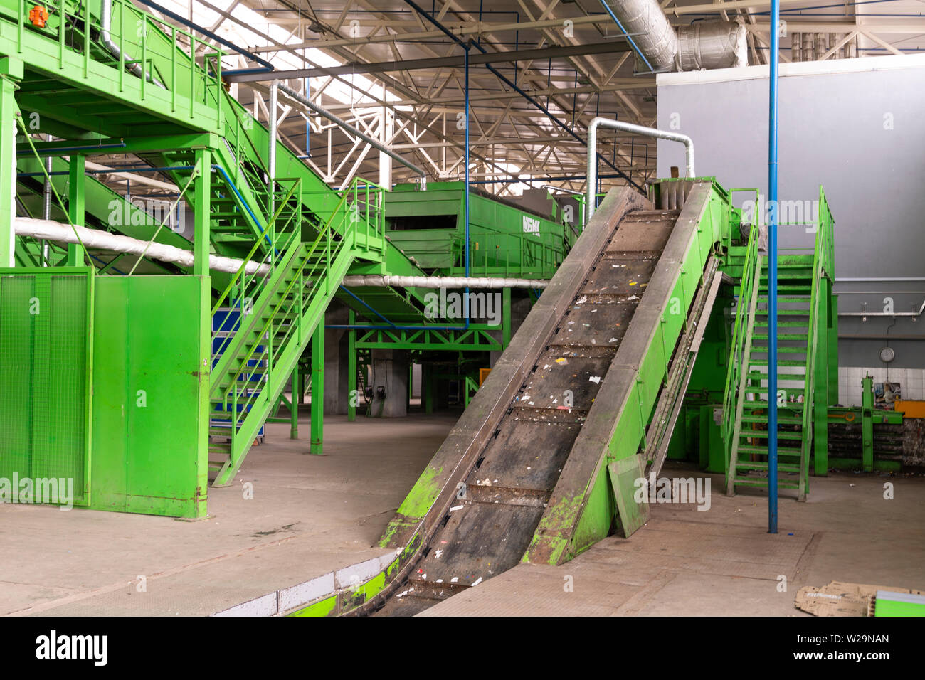 Recycling factory sorting machine hi-res stock photography and images ...