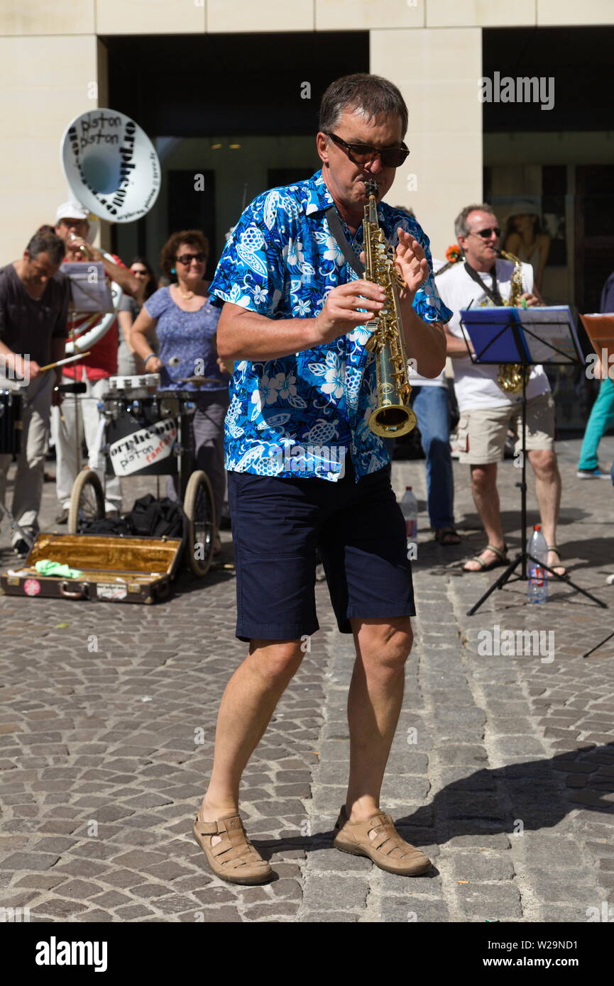 Musicians playing outdoors on Fête de la Musique (Music Day), Rouen ...