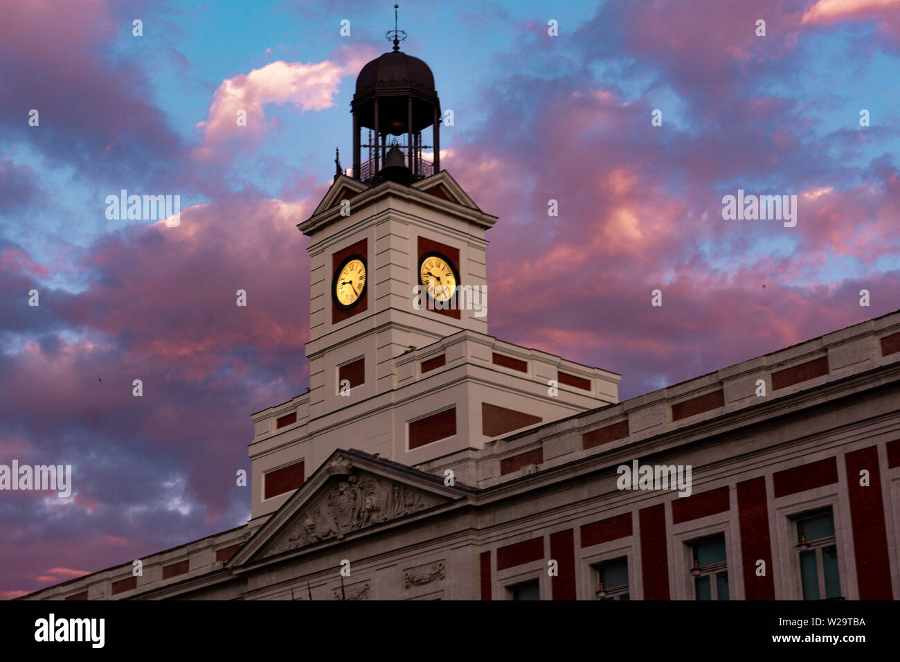 Puerta del palacio real hi-res stock photography and images - Alamy