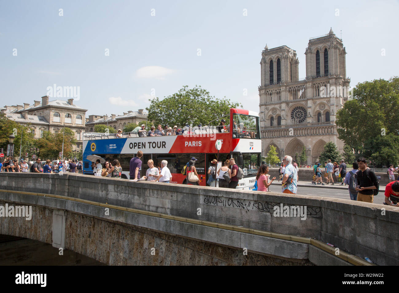 Paris hop on hop off bus tour hi-res stock photography and images - Alamy
