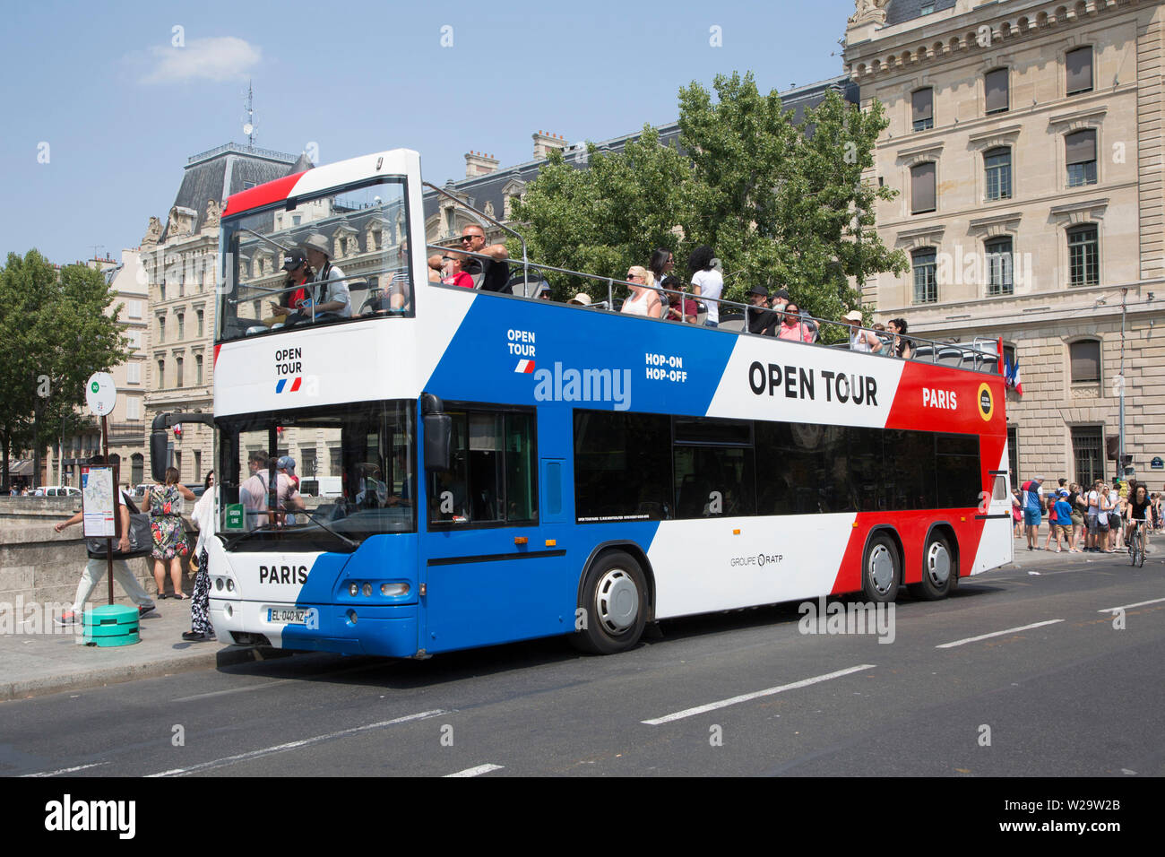 Open top bus paris hi-res stock photography and images - Alamy
