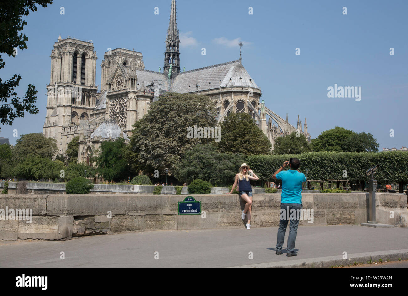 Paris musicians summer hi-res stock photography and images - Alamy