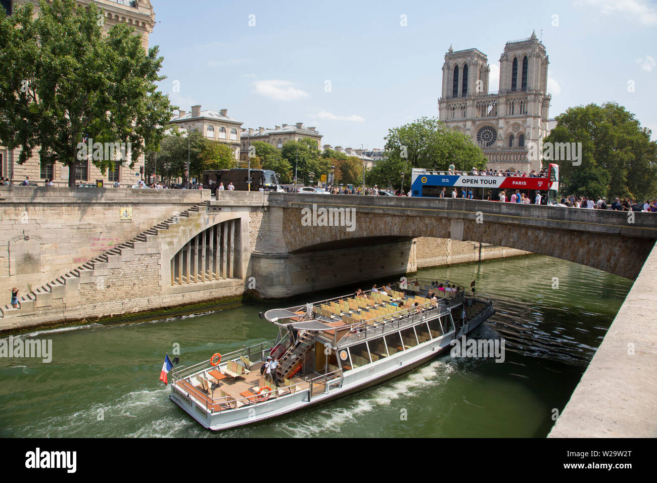 Bateau bus paris france hi-res stock photography and images - Alamy