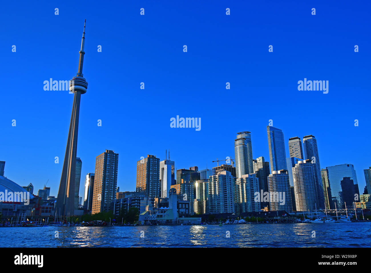 The skyline of Toronto as seen from the Toronto Islands and Harbour ...