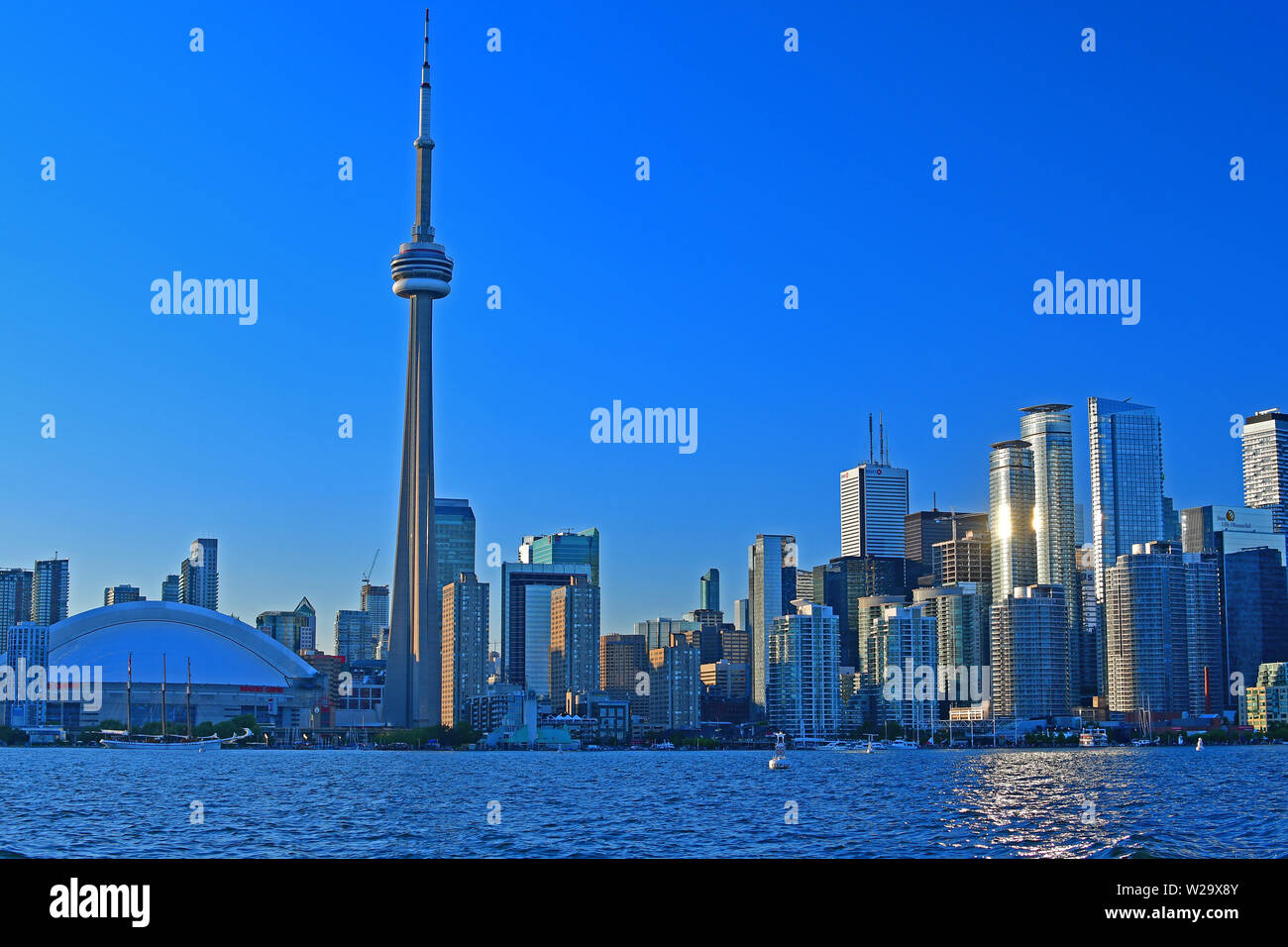 The skyline of Toronto as seen from the Toronto Islands and Harbour ...