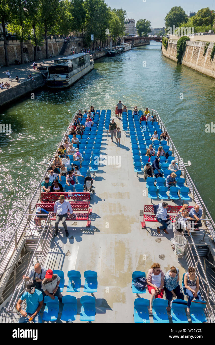 Bateaux parisiens hi-res stock photography and images - Alamy