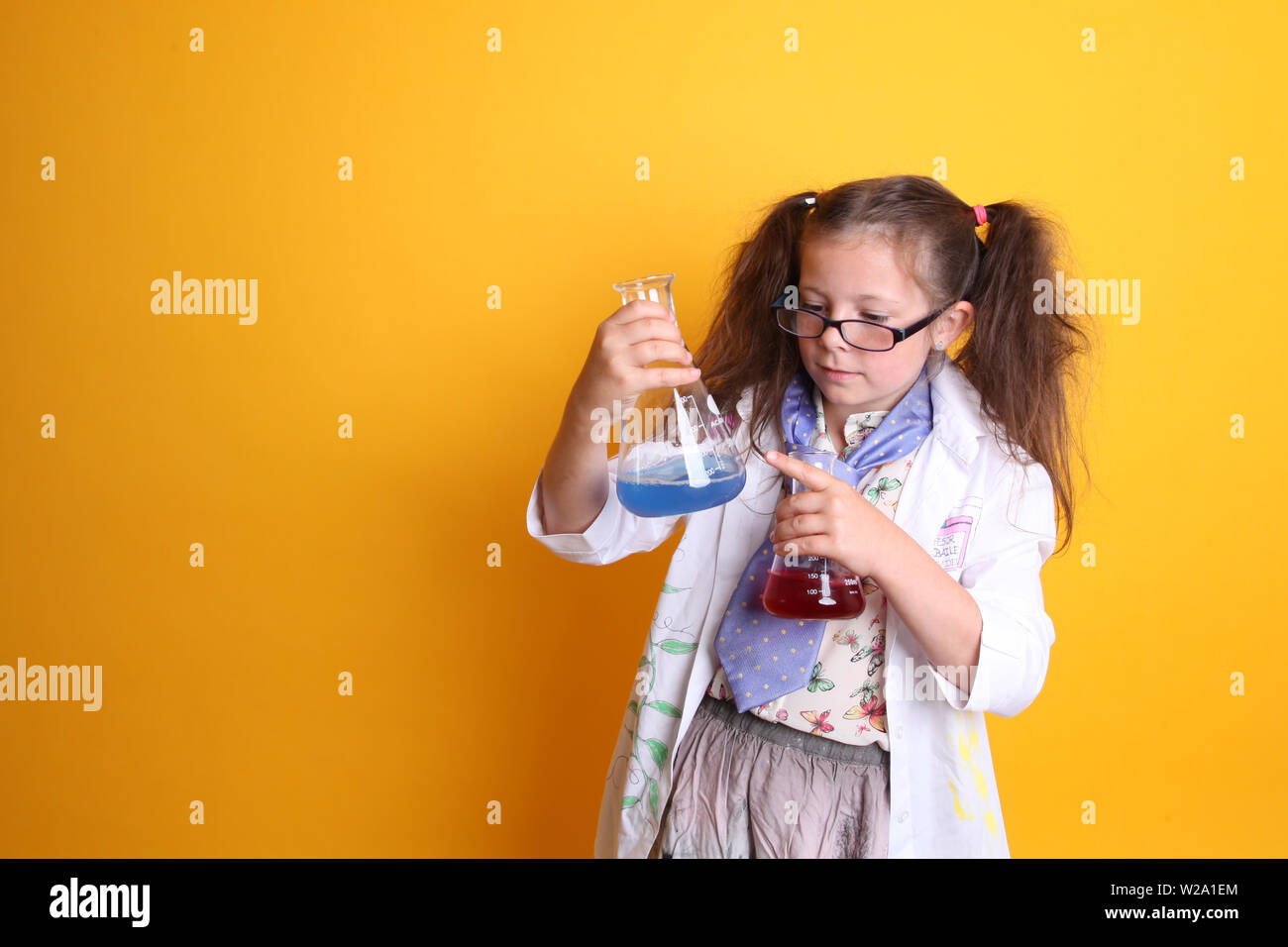 Girl in stem class hi-res stock photography and images - Alamy