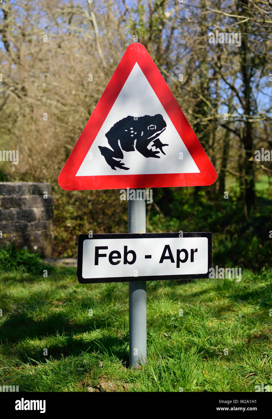 A sign warning about frogs and toads crossing the road Stock Photo - Alamy