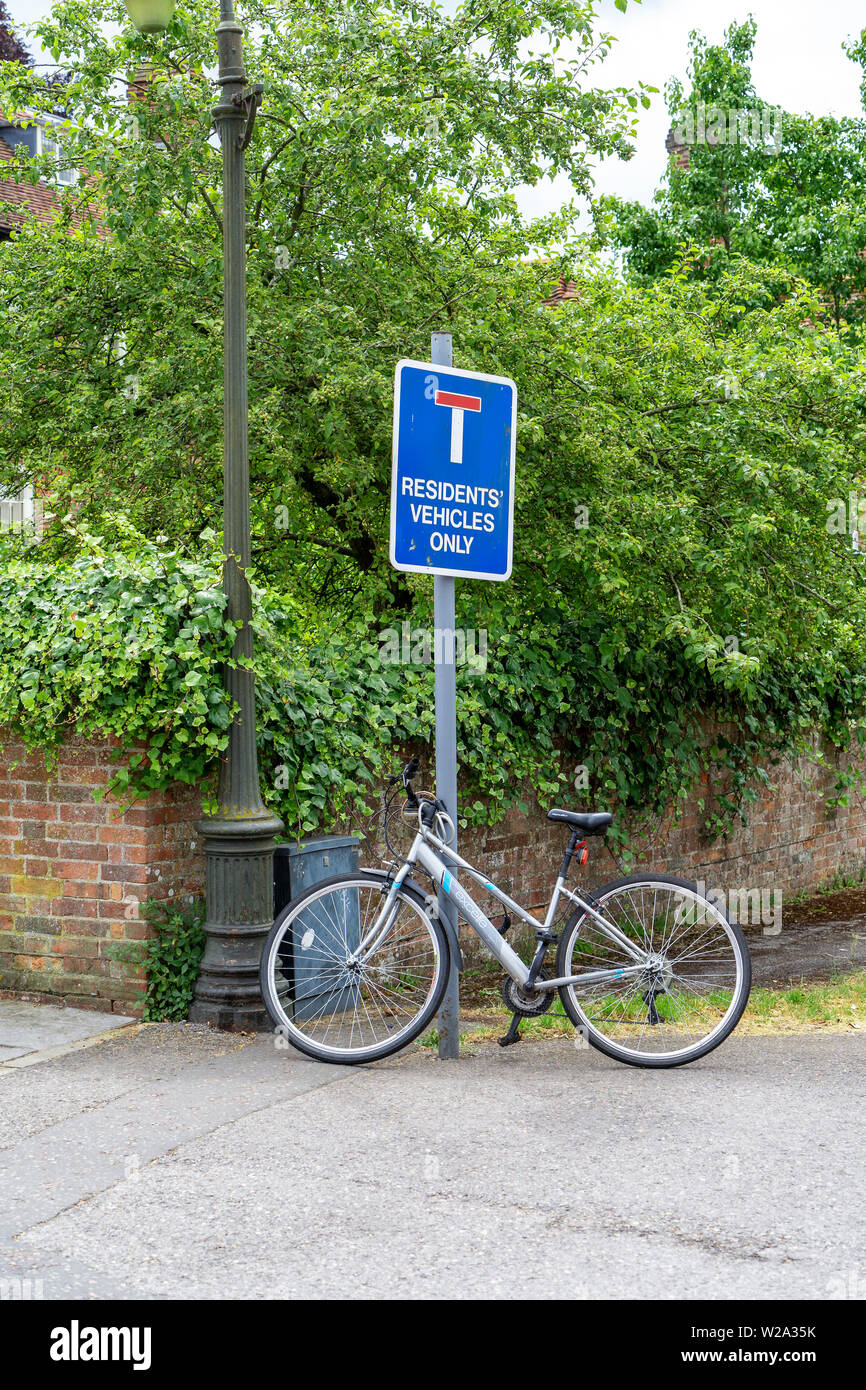 Metal road hi-res stock photography and images - Alamy