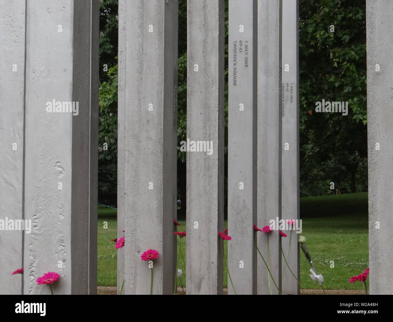 Londoners pay tribute to the victims of London's terrorist attacks in ...