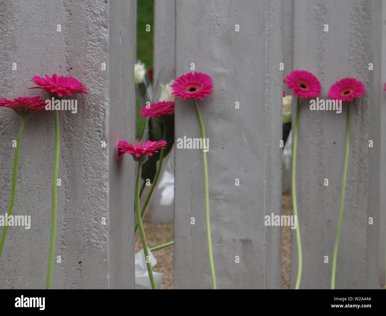 Londoners pay tribute to the victims of London's terrorist attacks in ...