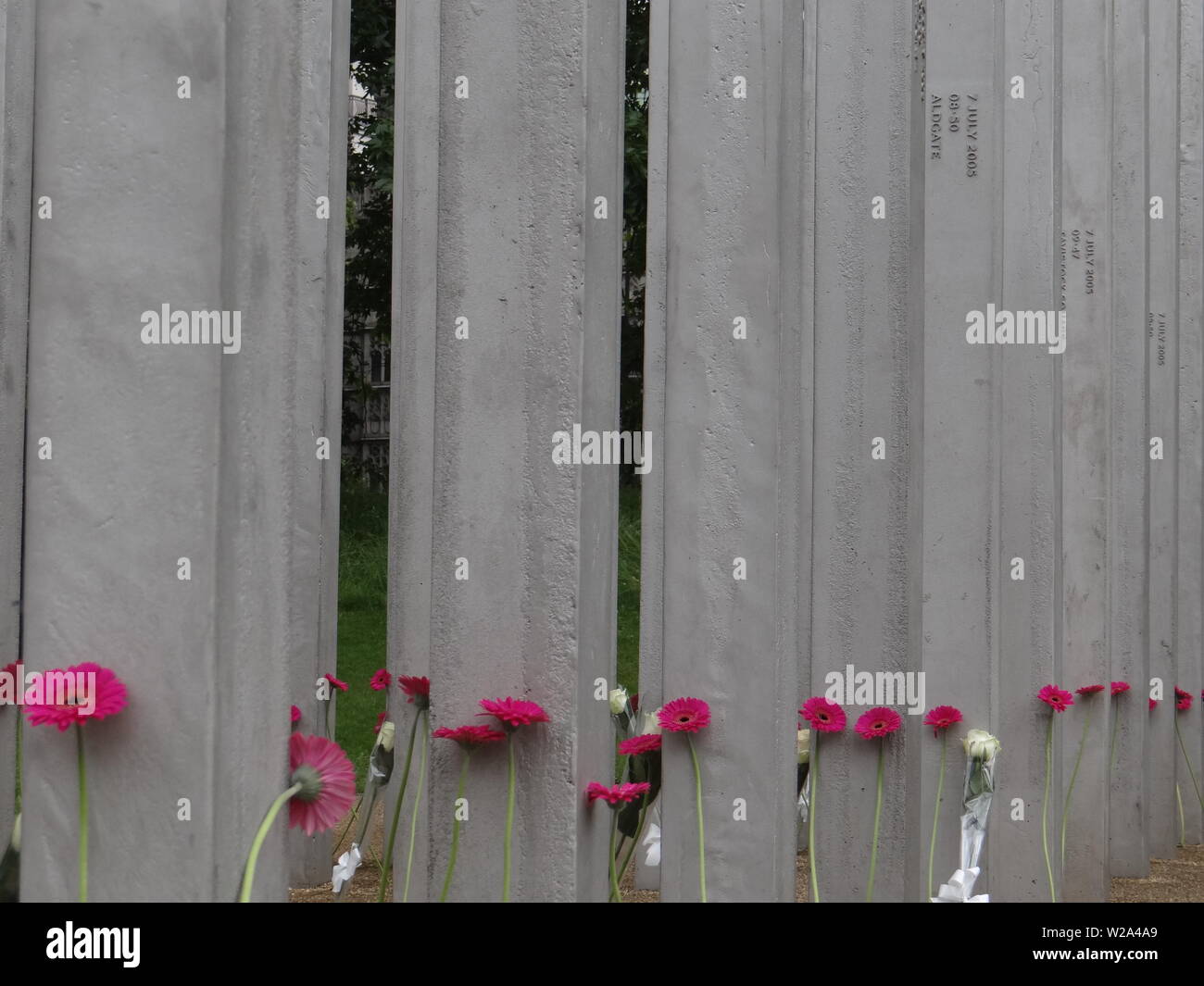 Londoners pay tribute to the victims of London's terrorist attacks in ...
