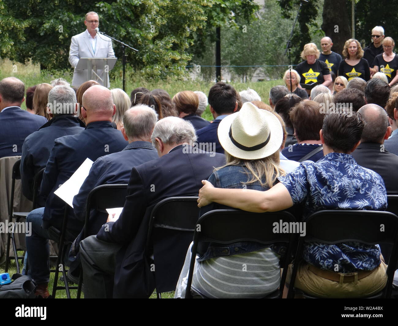Londoners pay tribute to the victims of London's terrorist attacks in ...