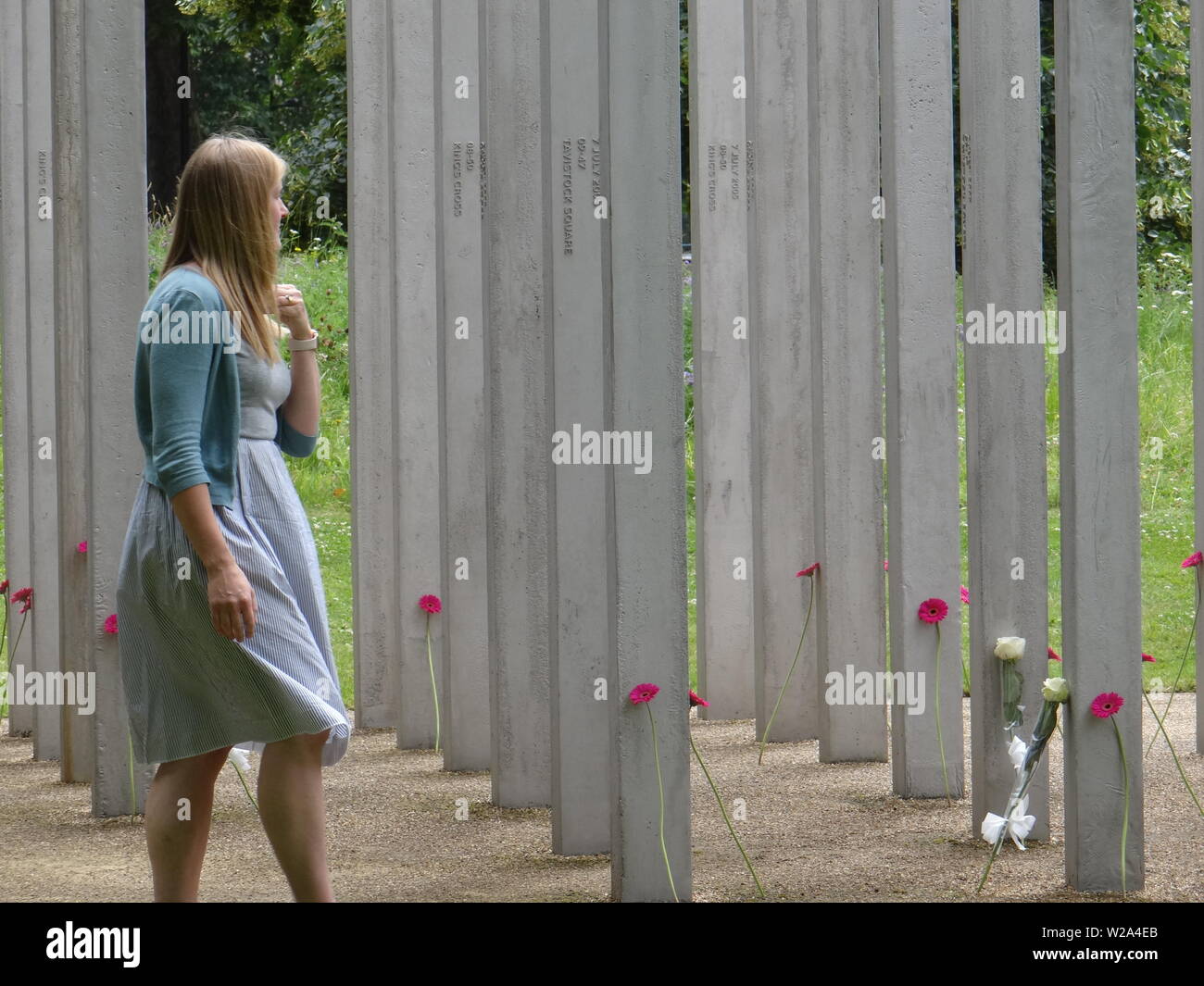 Londoners pay tribute to the victims of London's terrorist attacks in ...