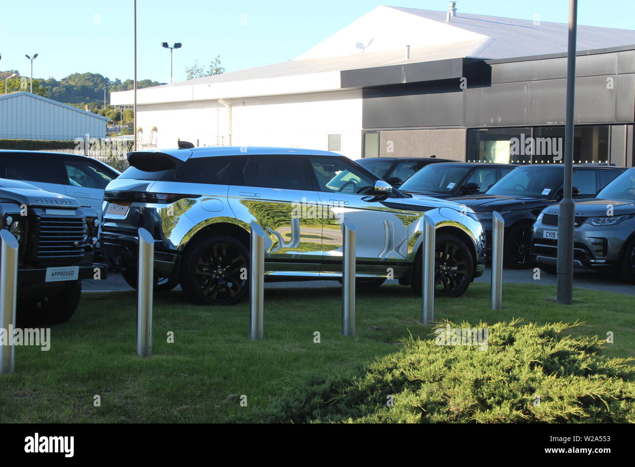 Land rover dealership uk hi-res stock photography and images - Alamy