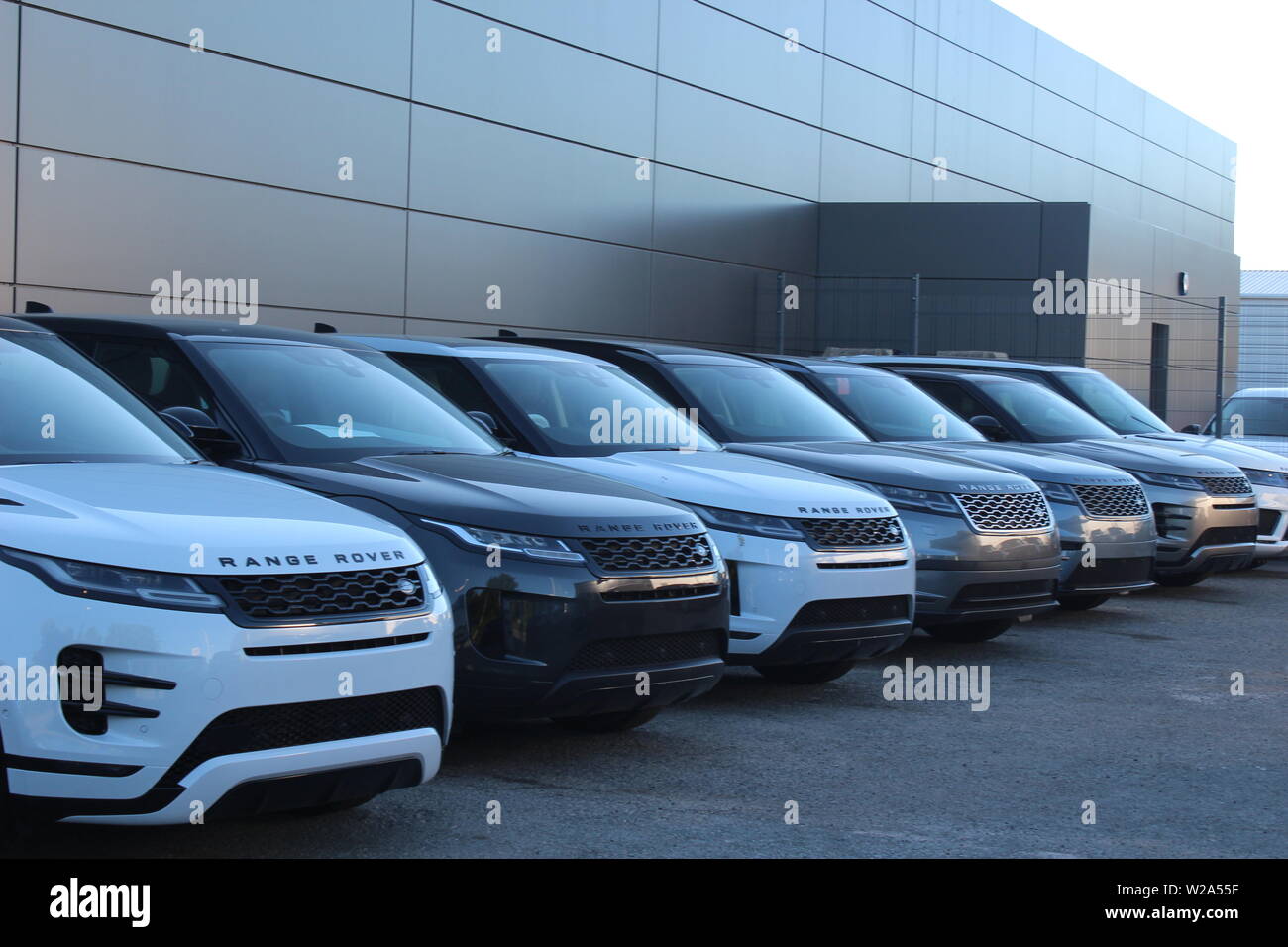 Land rover dealership uk hi-res stock photography and images - Alamy
