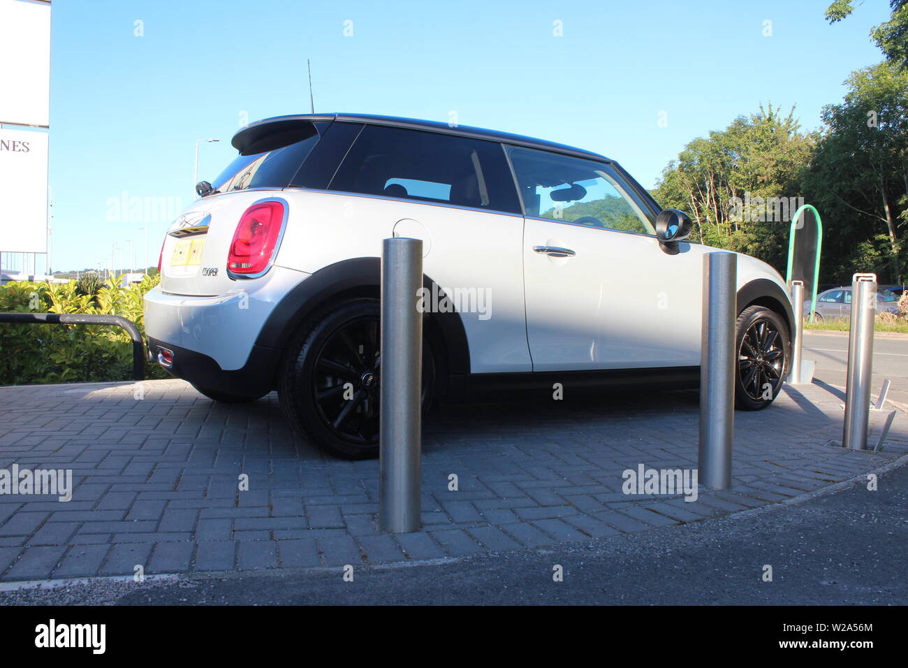 Franchised dealer hi-res stock photography and images - Alamy