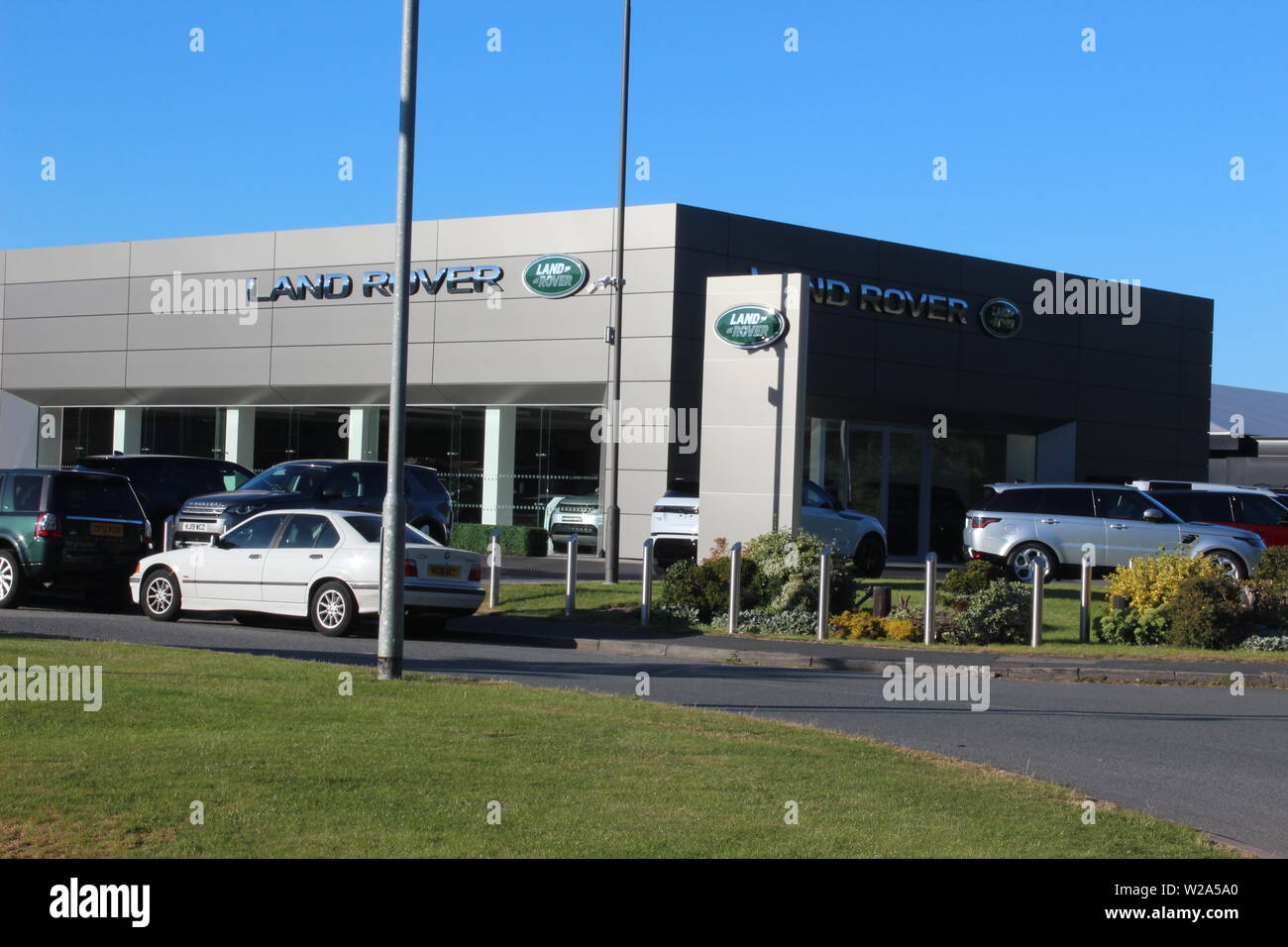 Land rover dealership uk hi-res stock photography and images - Alamy