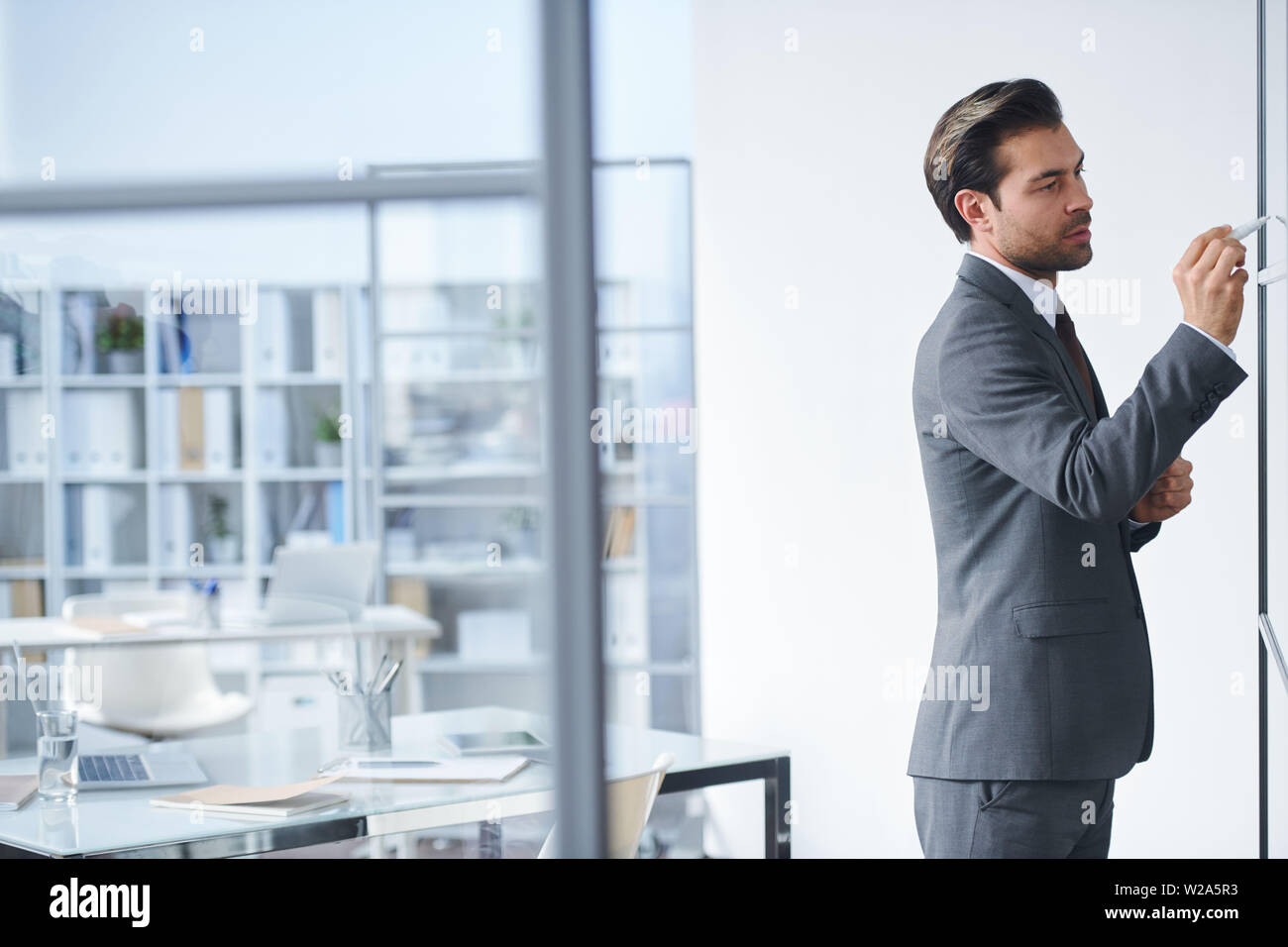 Pointing to board hi-res stock photography and images - Alamy