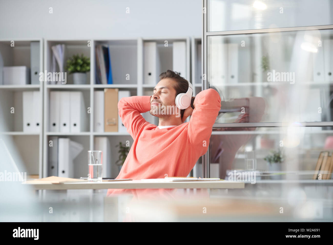 Executive listening to headphones hi-res stock photography and images ...