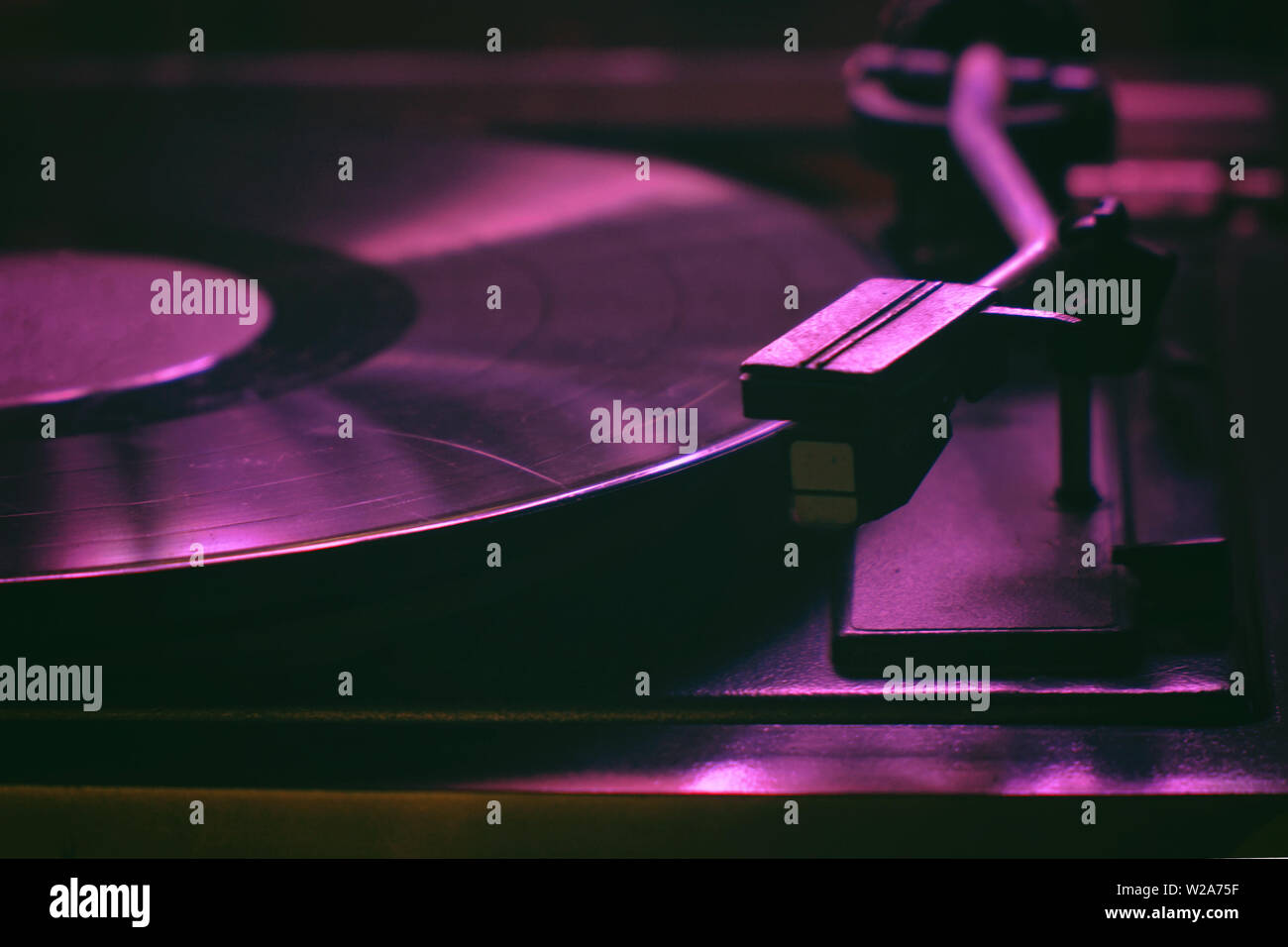 Old record player Stock Photo - Alamy