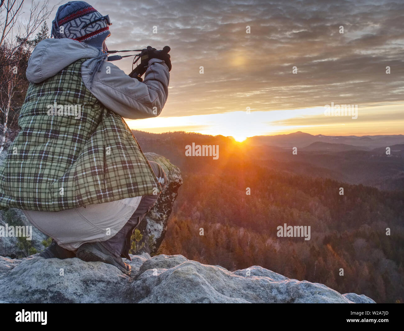 Hiker woman photographer takes impresive photos from sharp cliff edge ...