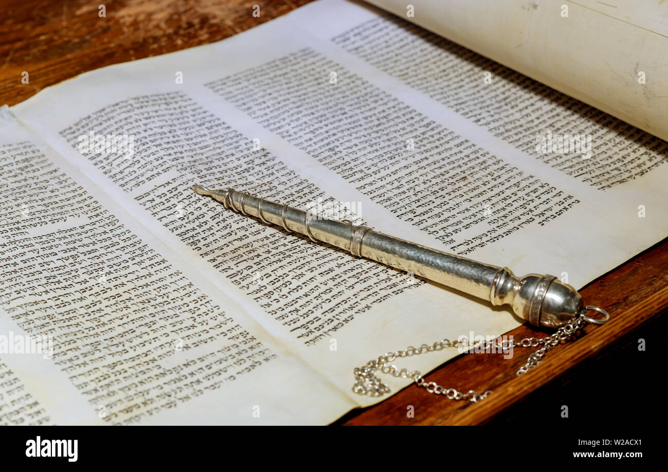 Ancient torah jewish scroll hi-res stock photography and images - Alamy