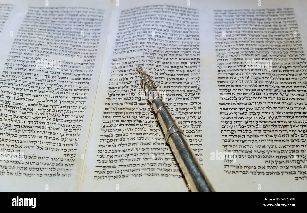 Ancient torah jewish scroll hi-res stock photography and images - Alamy