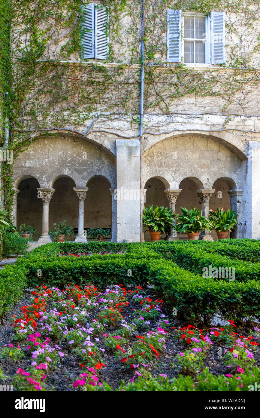 Courtyard of St Paul de Mausole - asylum where Vincent Van Gogh was ...