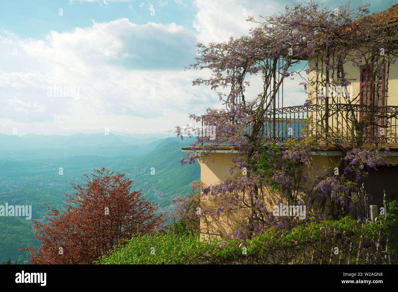 Italy country house terrace hi-res stock photography and images - Alamy
