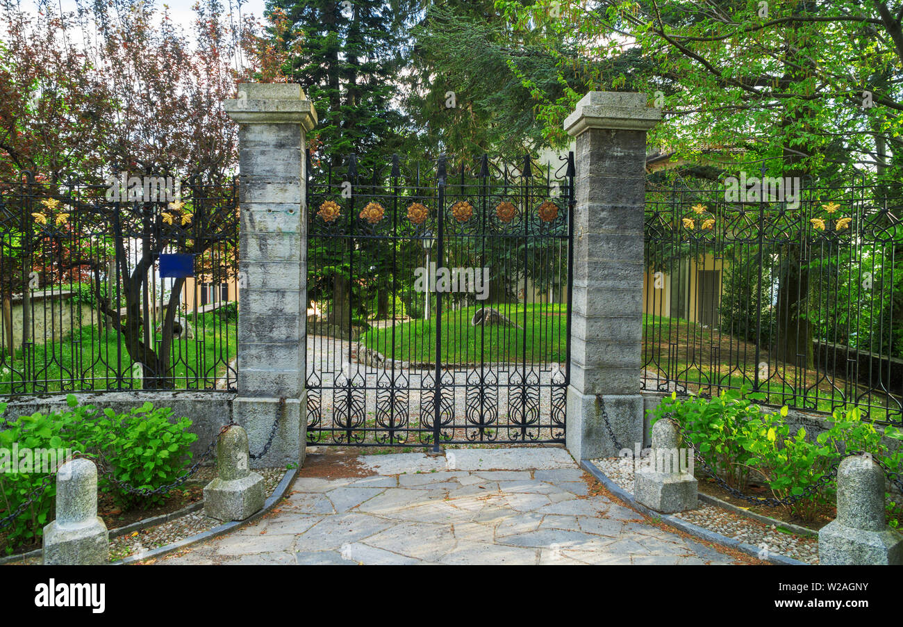 Private mansion gateway hi-res stock photography and images - Alamy