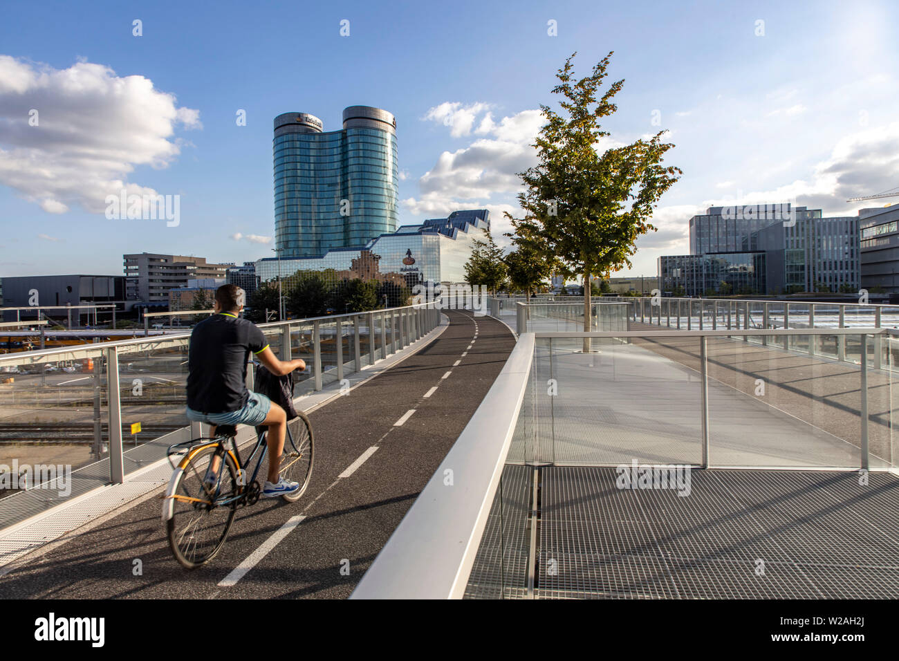 Bridge over commuter train tracks hi-res stock photography and images ...