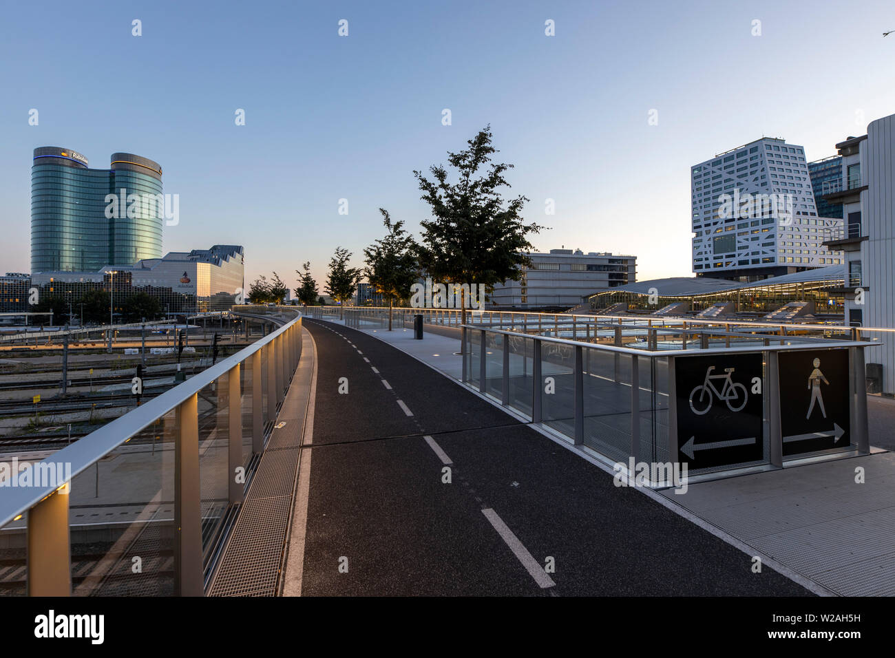 Utrecht, the Netherlands, the Moreelsebrug, pedestrians and cyclists ...