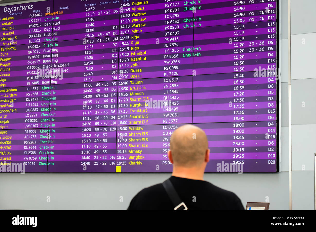 Airport arrivals board hi-res stock photography and images - Alamy