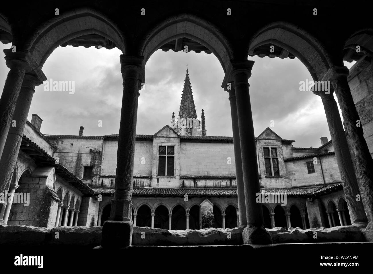 Monolithic church of saint emilion Black and White Stock Photos ...