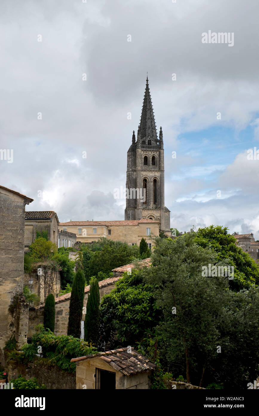 Monolithic church of saint emilion hi-res stock photography and images ...