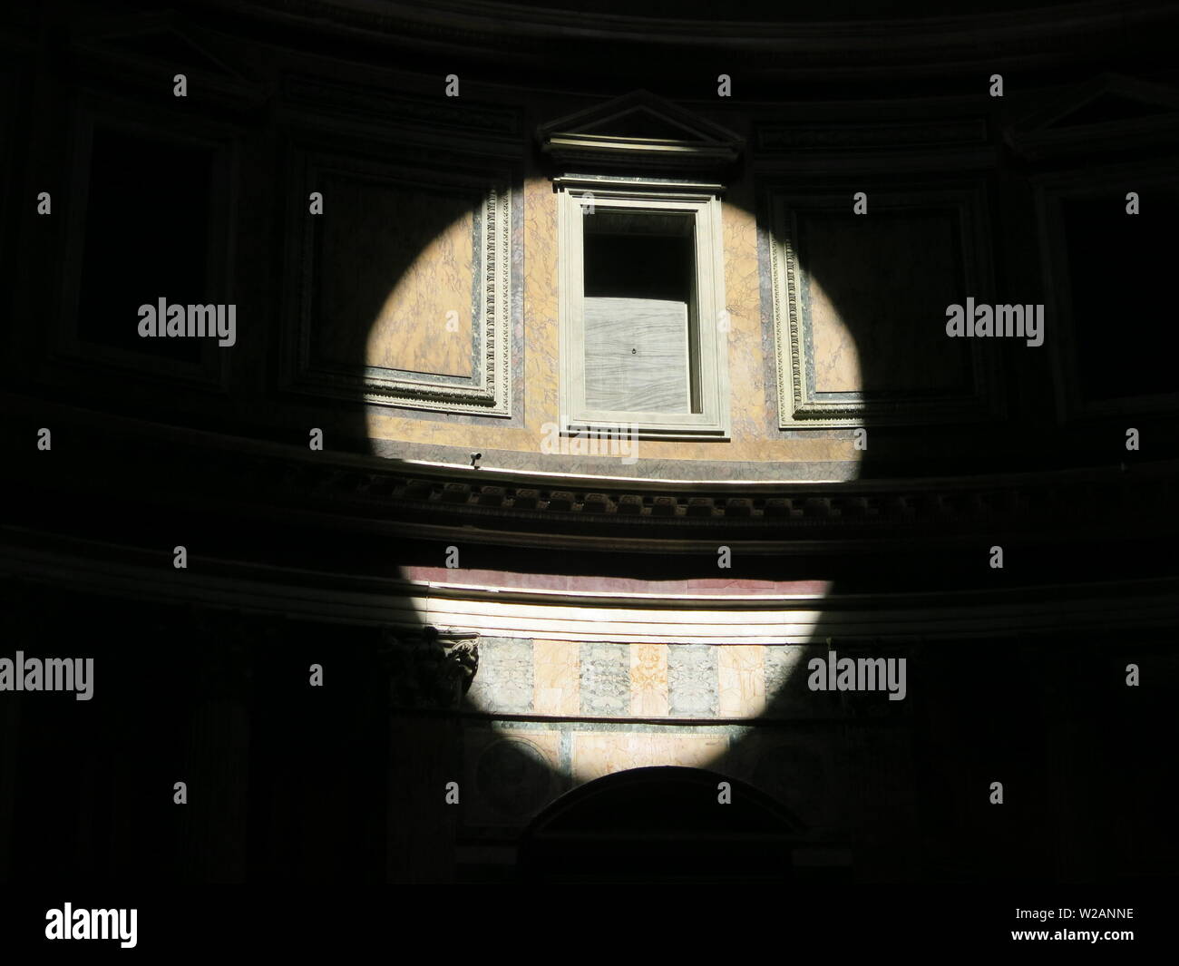 The effect of sunlight coming through the open dome at the Pantheon to ...