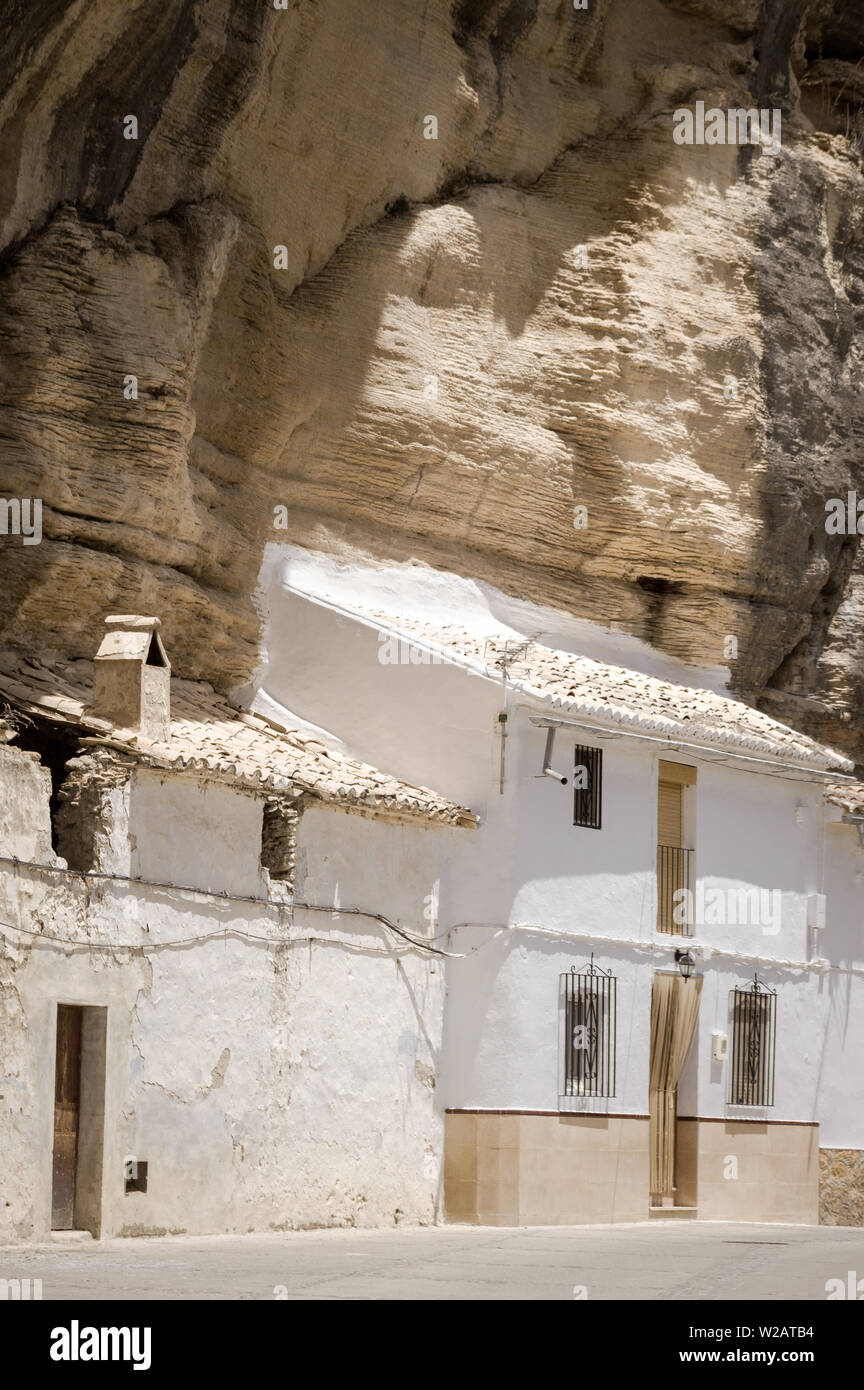 Houses built into rock hi-res stock photography and images - Alamy