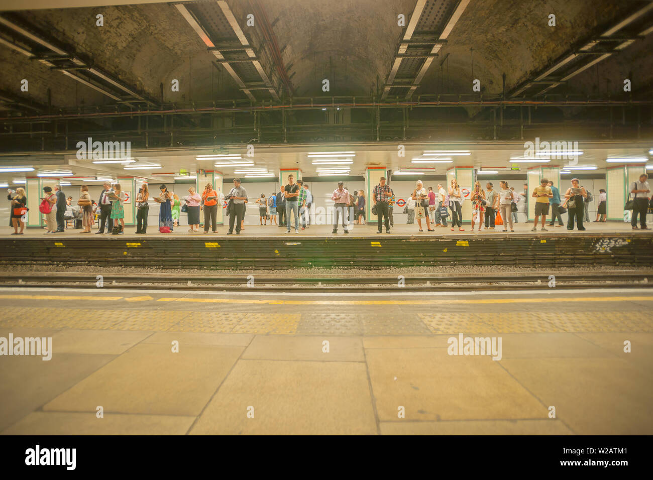 End of station platform hi-res stock photography and images - Alamy