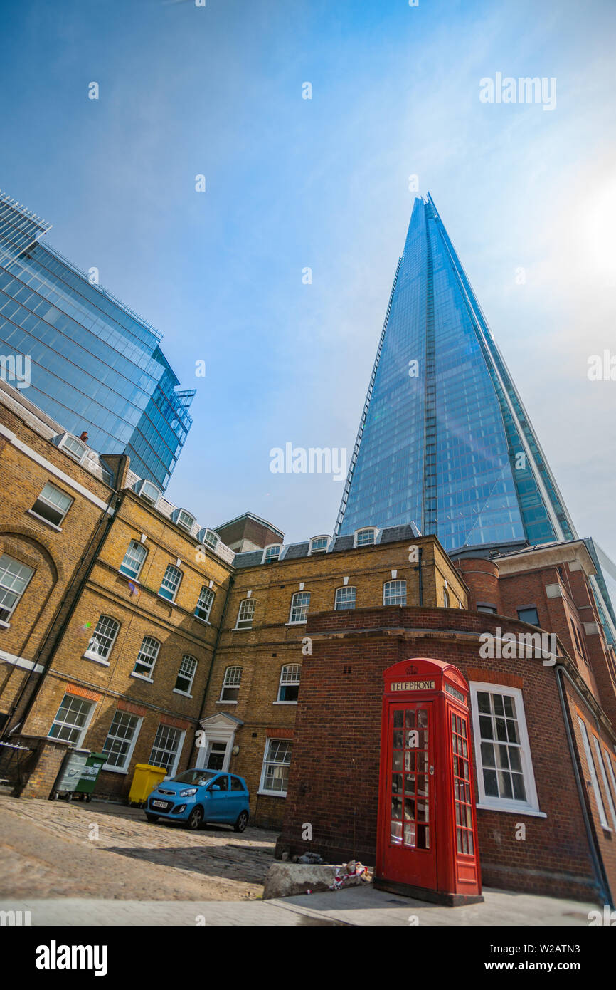 London traditional red brick buildings hi-res stock photography and ...