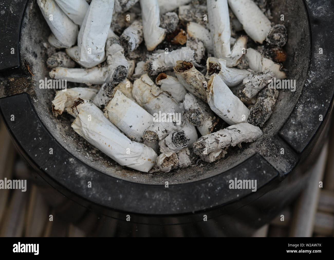 close up of ashtray filled with tobacco ash and cigarette butts Stock ...