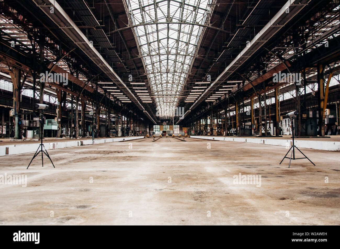 Empty factory hi-res stock photography and images - Alamy
