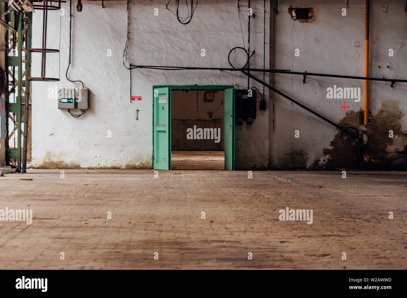 Empty factory hall hi-res stock photography and images - Alamy