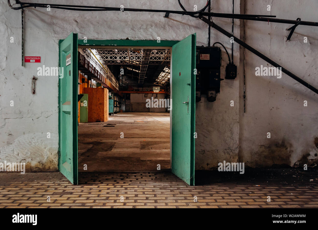 Empty factory hall hi-res stock photography and images - Alamy