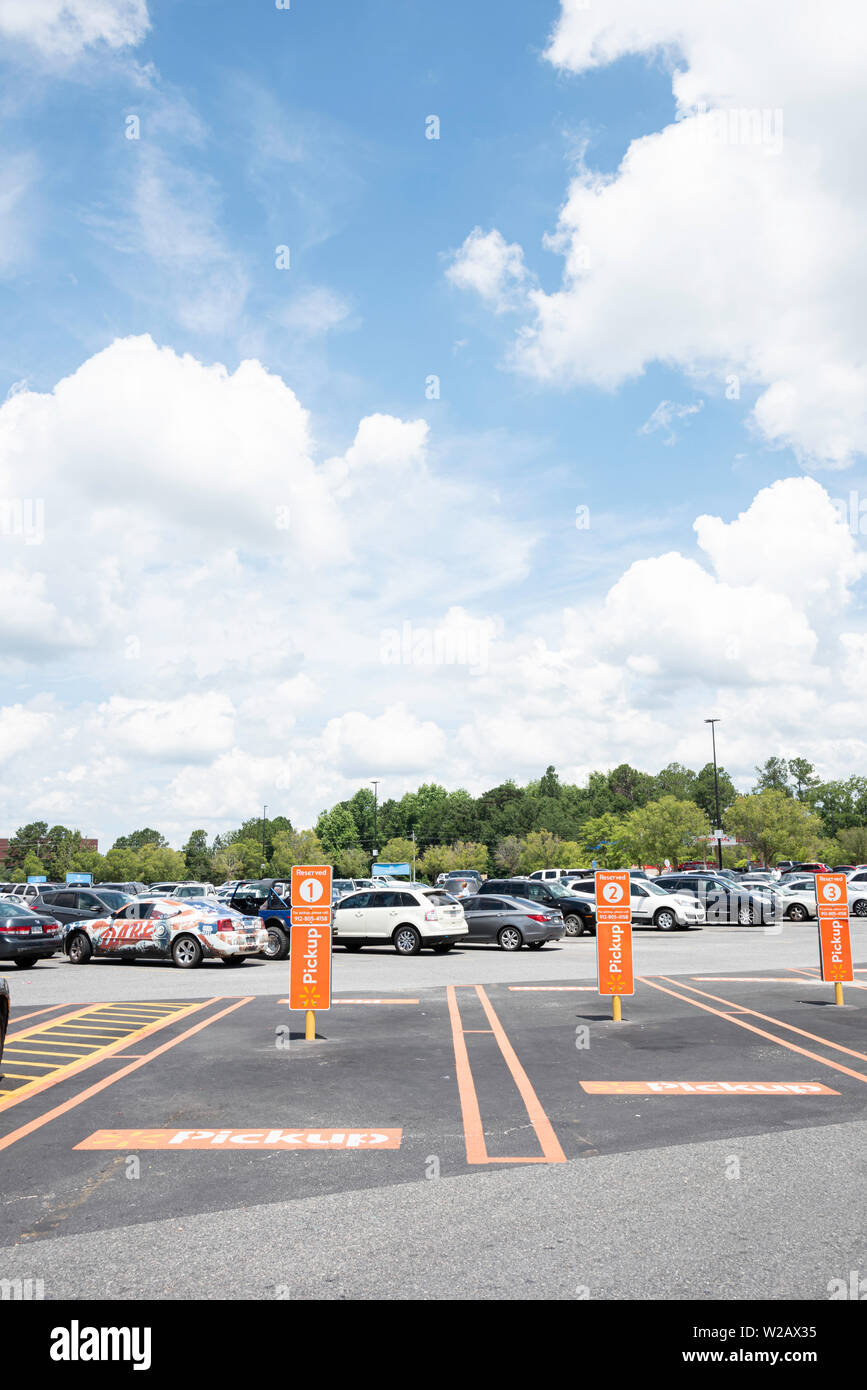 Walmart pickup sign parking lot hi-res stock photography and images - Alamy