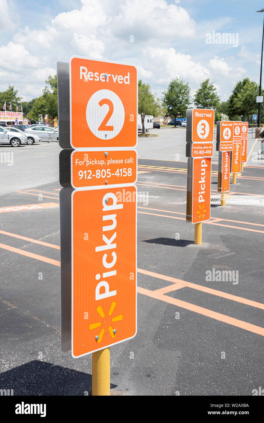 Walmart pickup sign parking lot hi-res stock photography and images - Alamy