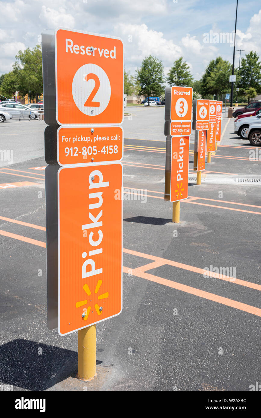 Walmart pickup sign parking lot hi-res stock photography and images - Alamy