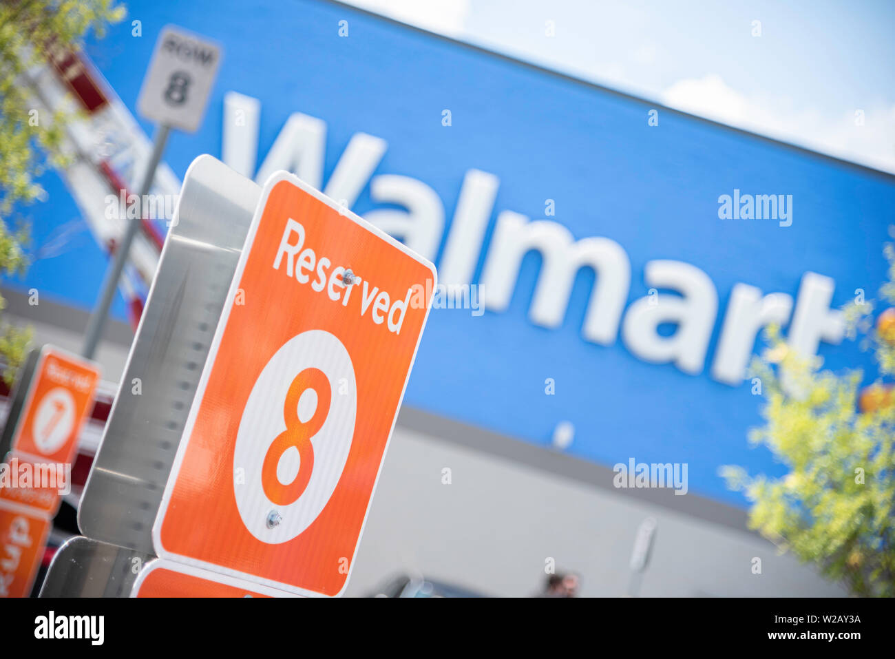 Walmart pickup sign parking lot hi-res stock photography and images - Alamy
